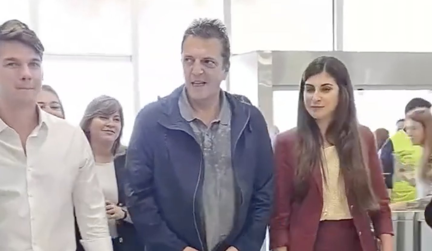 Así ha llegado Massa a una reunión – AYL.TV