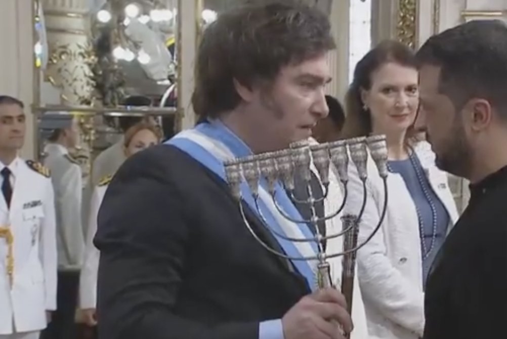 ? Milei regala unas velas de menorá a Zelenski. ¿? – AYL.TV